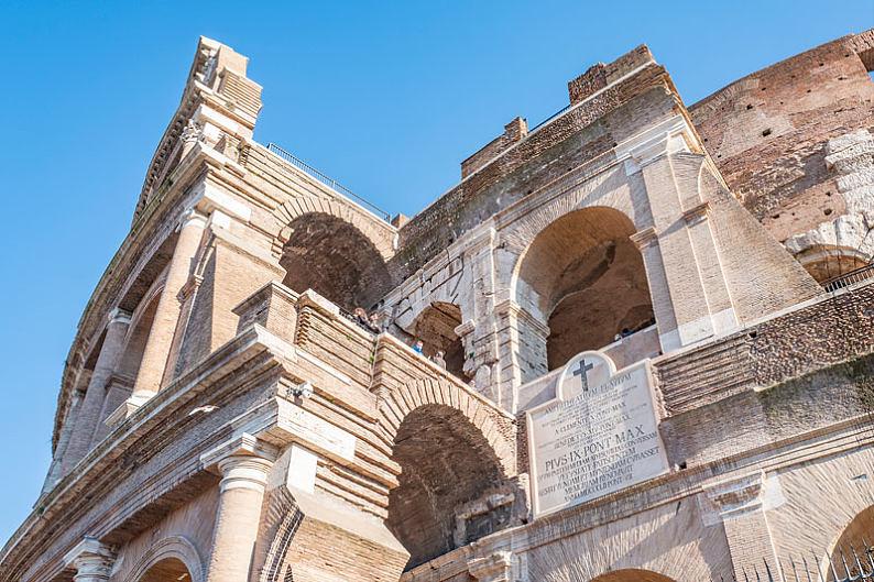 Explore social classes and political institutions during the Roman ...