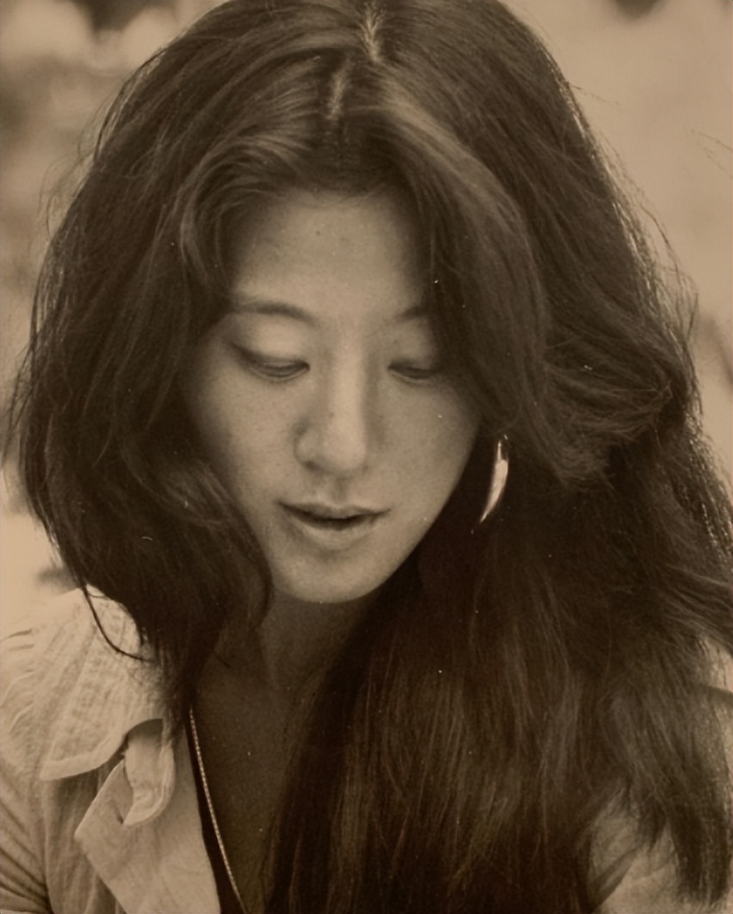 "Queen of Wedding Dresses" Wang Weiwei: Worth 4 billion, 63-year-old is ...