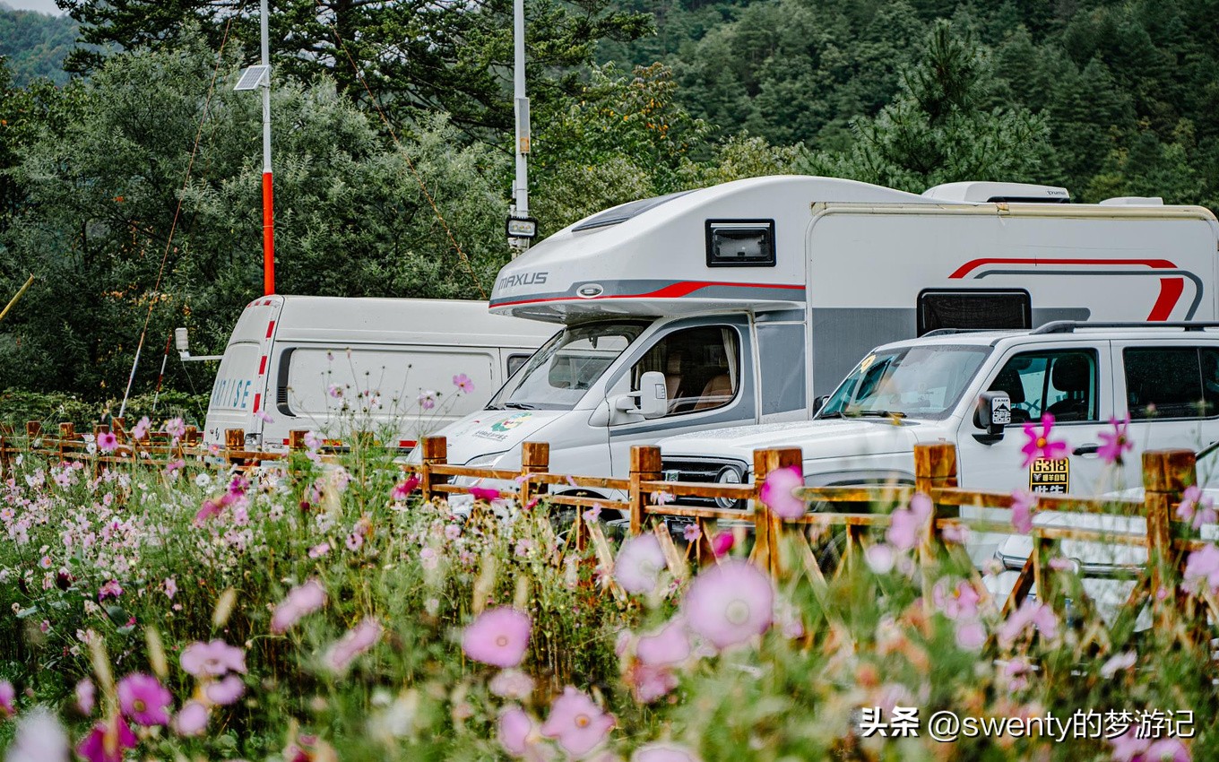 The RV was driving by itself, suddenly it was autumn, and broke into ...