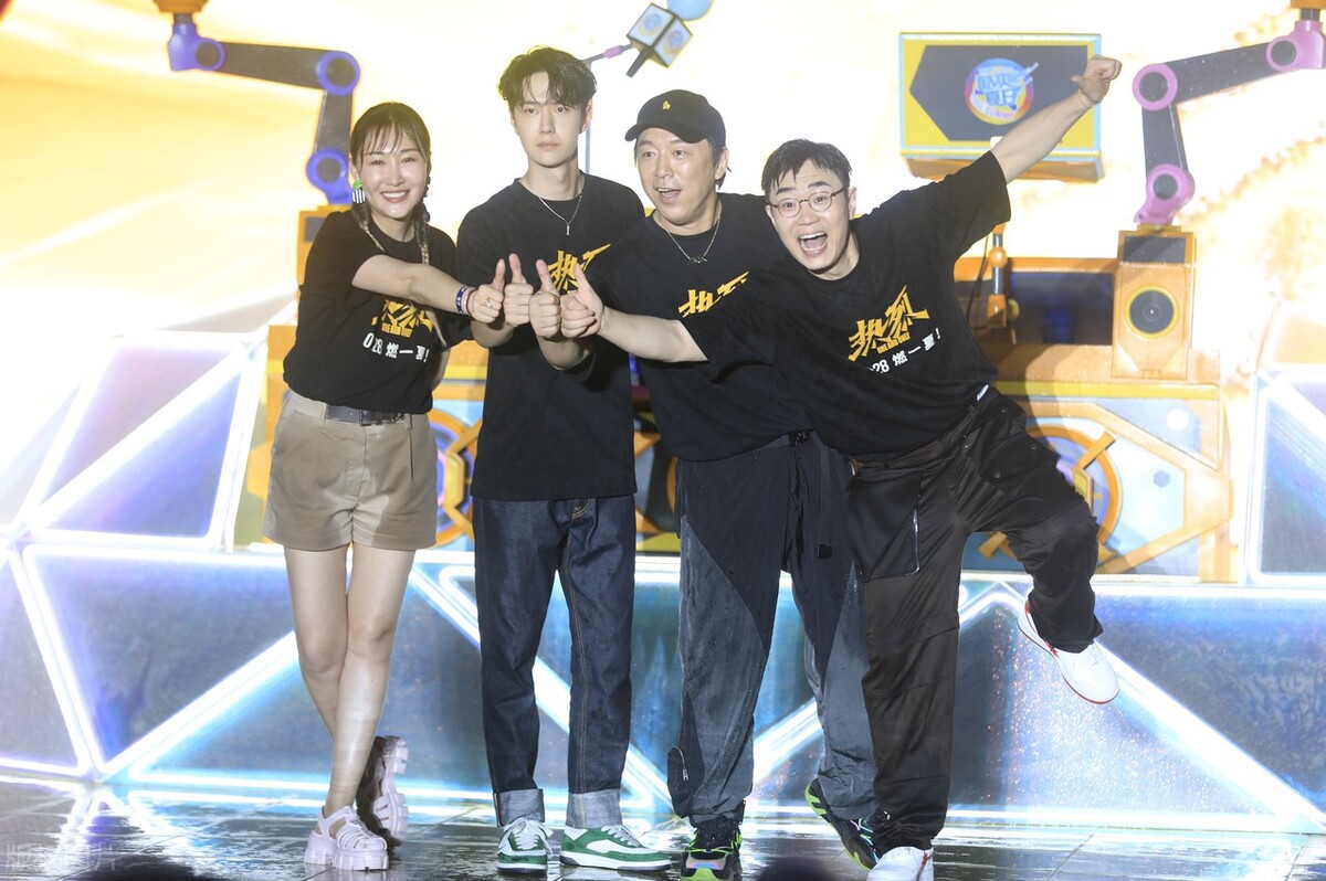 Wang Yibo, Dapeng and Huang Bo promoted the movie "Enthusiasm", Yibao ...