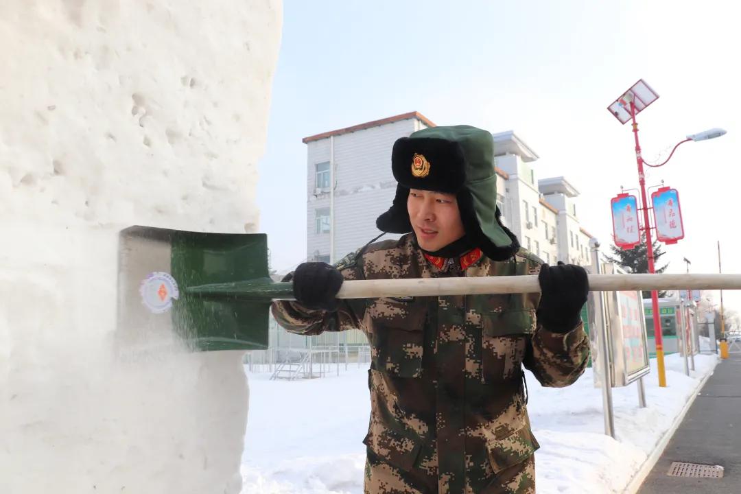 The ice sculpture of the military camp, handsome - iNEWS