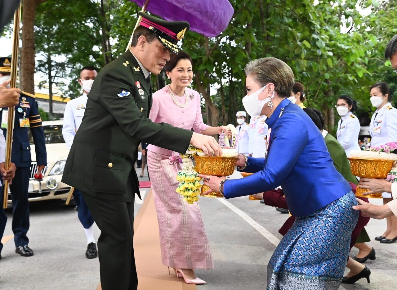 Queen Suthida can actually control the tender pink suit, which is super ...