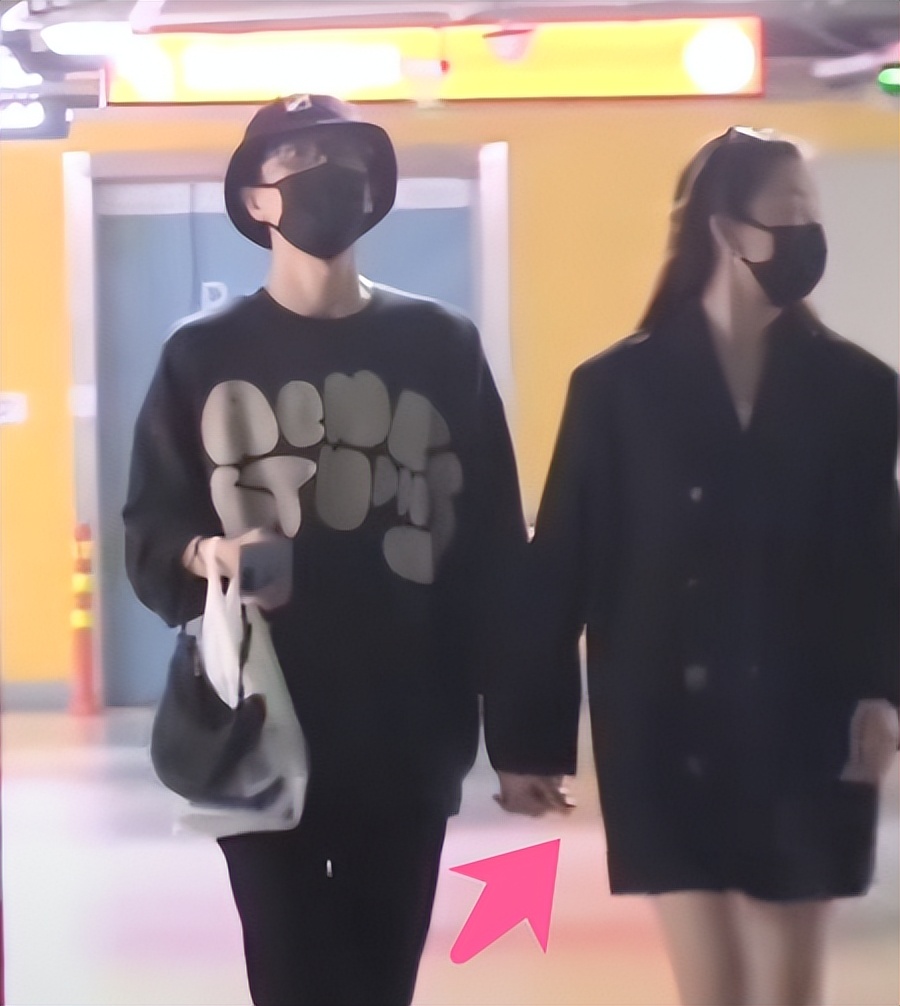 In love?The 36-year-old well-known singer Xu Song and the girl holding ...