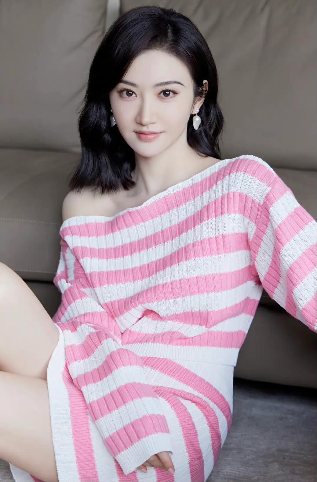 Pink beautiful legs, little cute Jing Tian - iNEWS