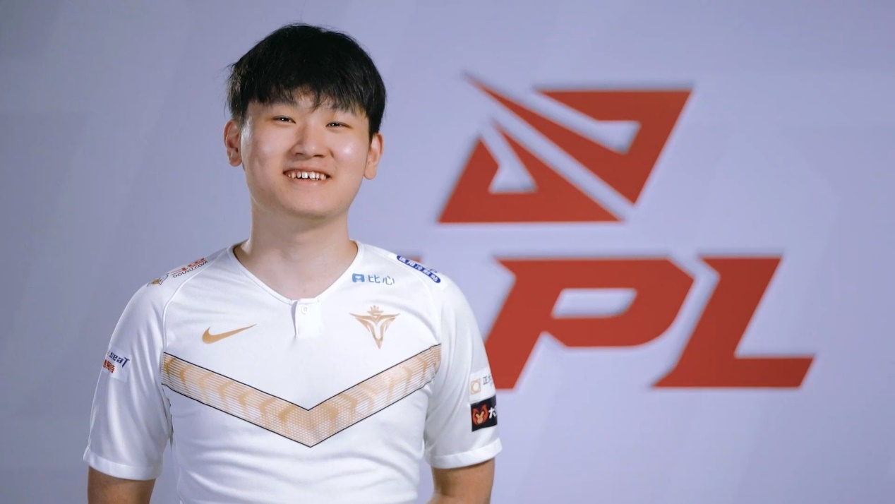 The LPL Joker mid laner became popular, the black history was made ...
