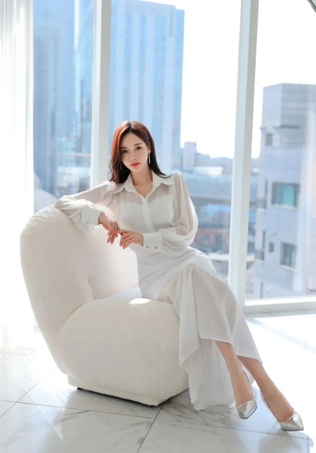 Sun Yunzhu, wearing a white and tender stand-up collar see-through ...