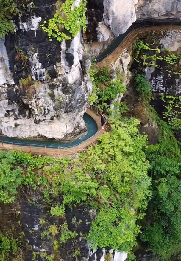 There is a canal hanging on a cliff of 100 meters deep in Wulong ...