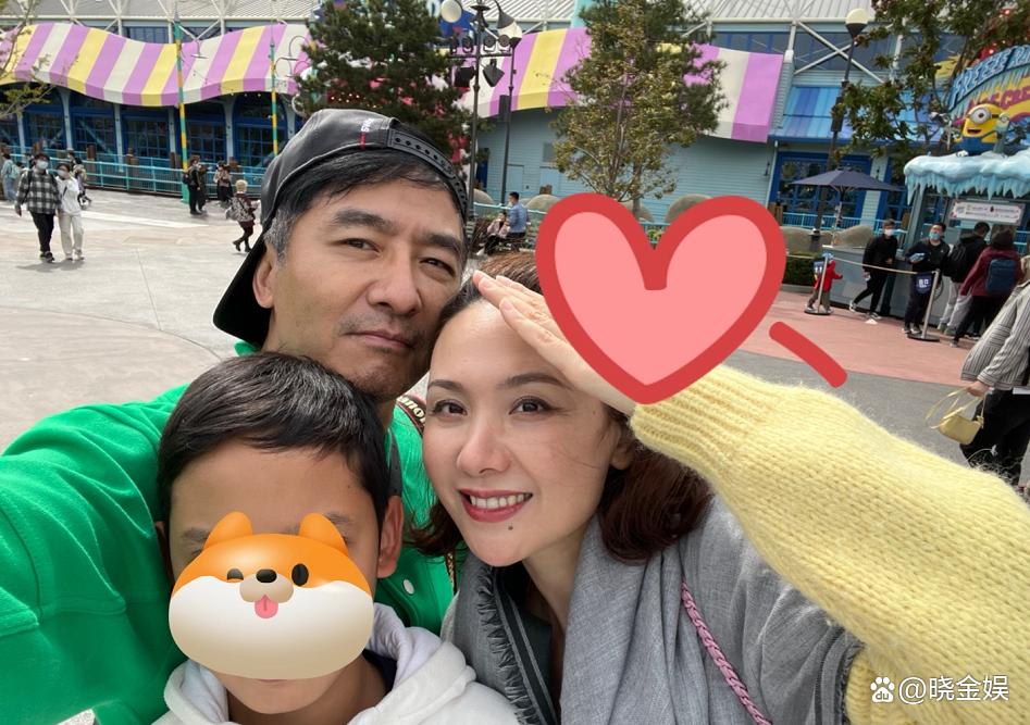 Guo Xiaodong: A family of three travels together in Universal City. At the age of 47, they are ...