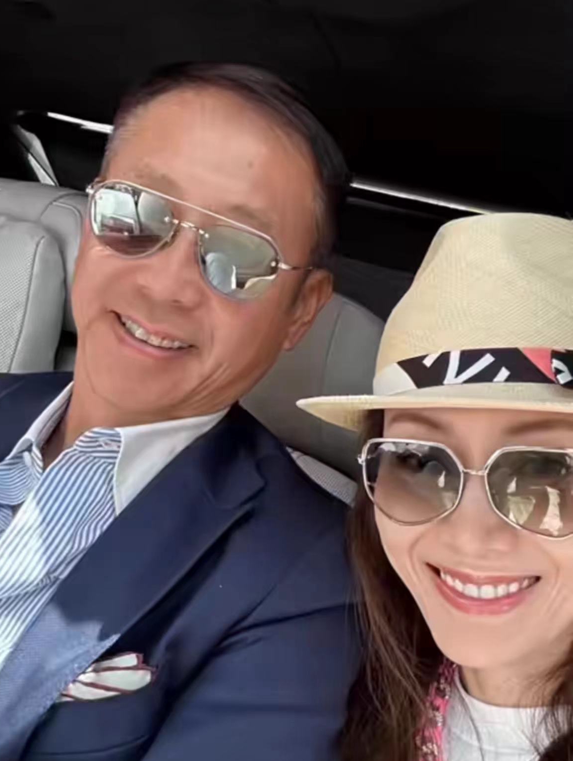 Li Jiaxin's family of three went abroad to play! A photo with her ...