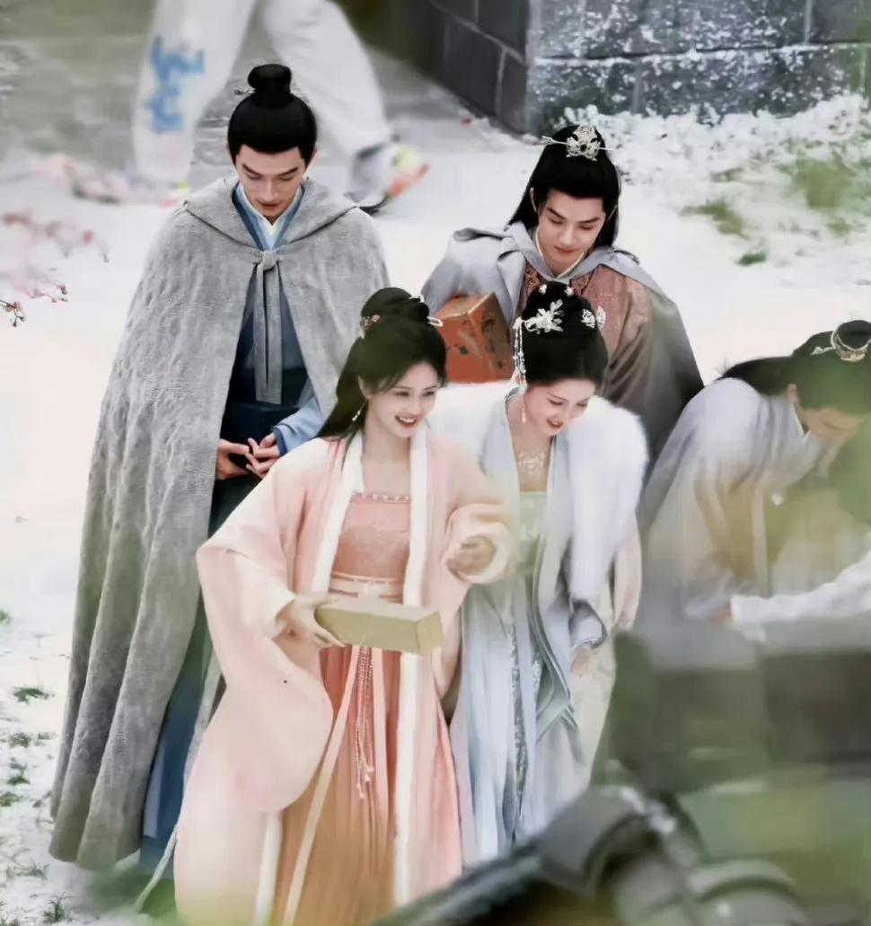 Zhao Liying's "Walking with the Phoenix" "Buried Thunder", Jiulu Feixiang is the screenwriter ...
