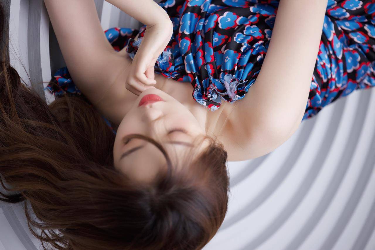 Yu Shuxin wears a floral dress, elegant, gentle, long curly hair, charming, charming and ...