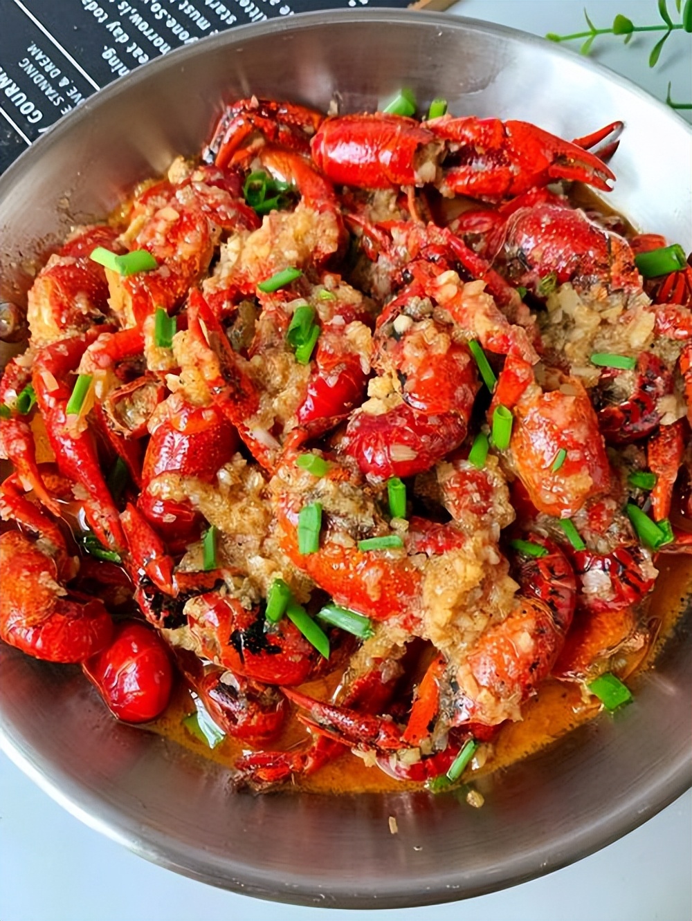 The home-cooked method of "garlic crayfish" is rich in garlic, clean ...