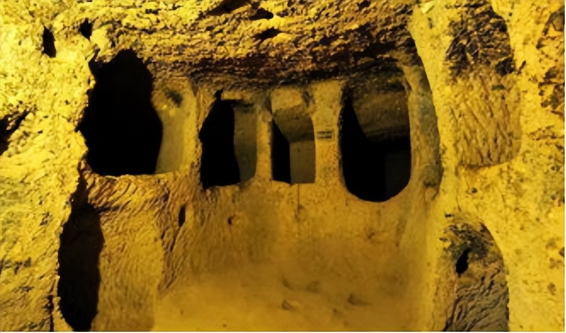 A pair of "couples" in Iran hid in a barn and kissed for 2,800 years ...