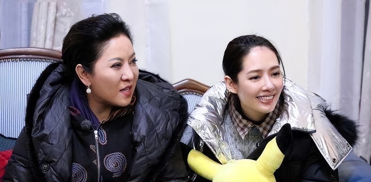 Guo Biting was doing nails with her girlfriends, but Xiang Zuo looked ...