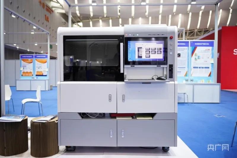 Innovation: Fully automatic page turning and scanning robot - iNEWS
