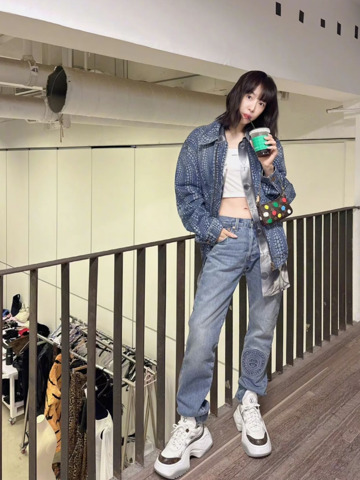 Song Qian showed her small waist! LV flower shirt stack jacket! good at ...