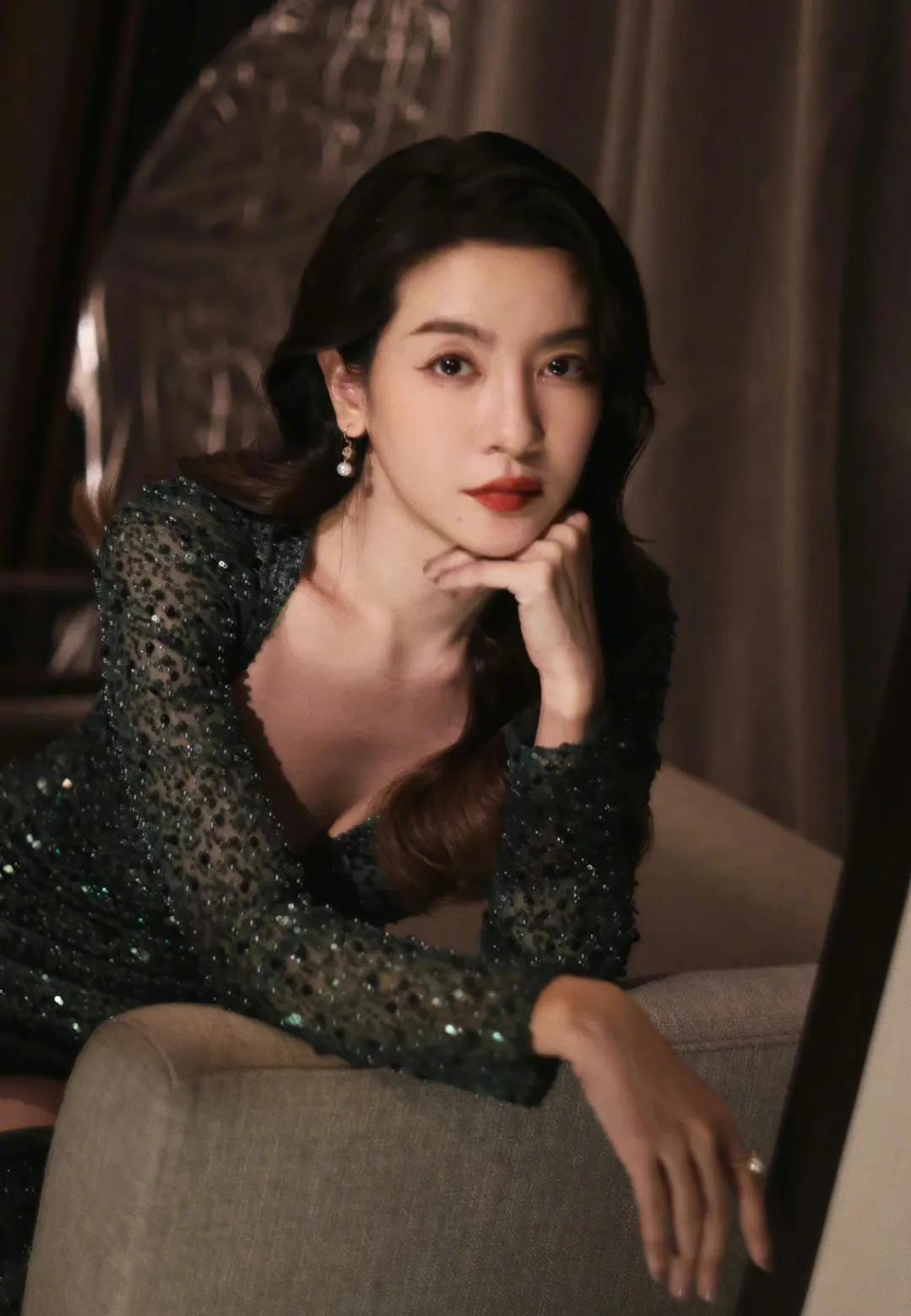 Li Sheng confesses to her husband Li Jiahang: Every pore exudes charm ...