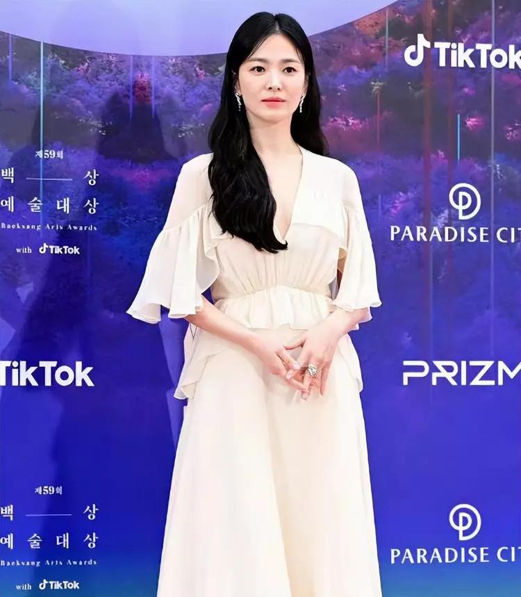 After Song Hye Kyo won Baeksang TV, she was very excited in her ...