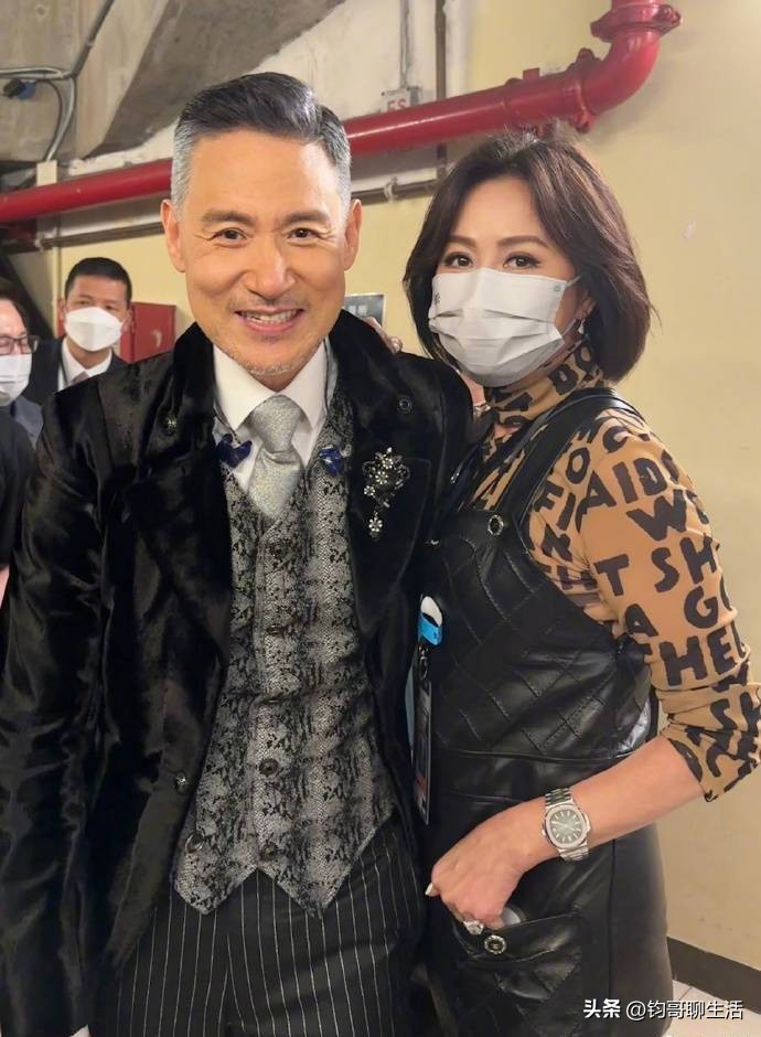 Carina Lau appeared in Jacky Cheung's concert, old friends hugged ...