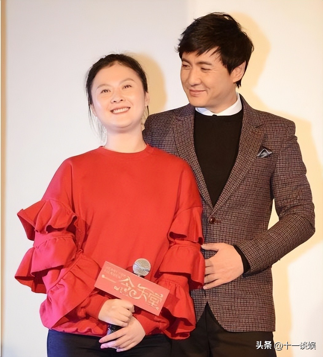 Shen Teng's family of three had dinner with friends, Wang Qi was round ...