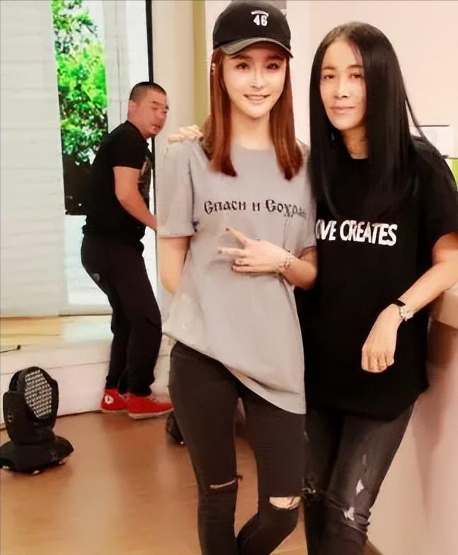 Does anyone remember Chen Bing in "The Voice"? The big melon is exposed ...