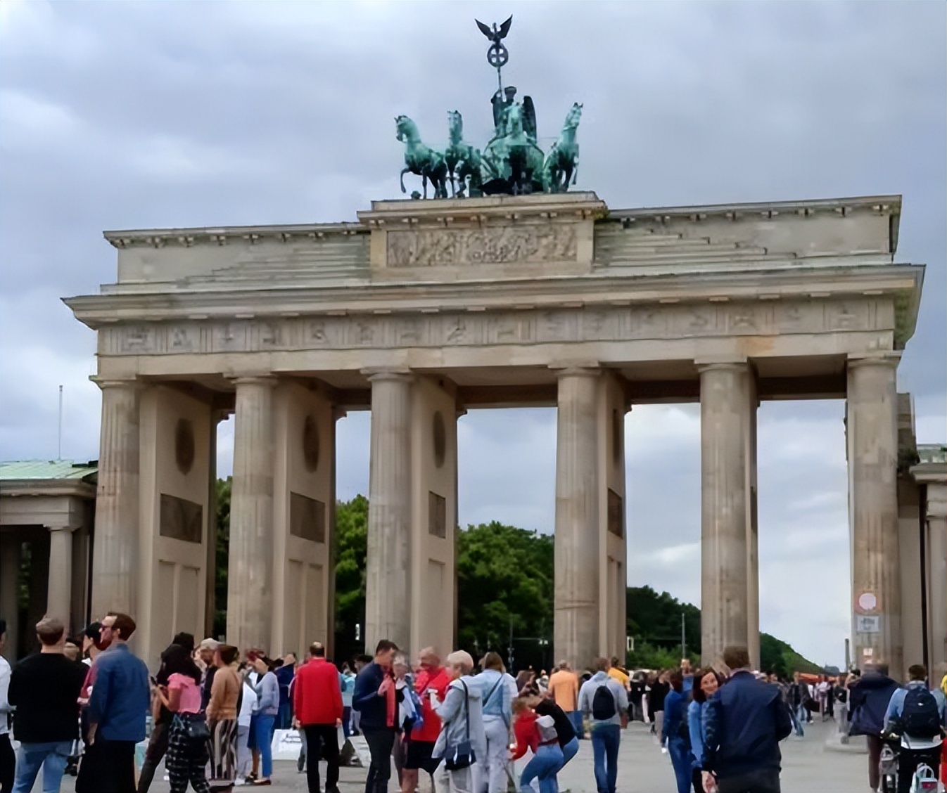 One of the most famous city gates in the world: Brandenburg Gate ...