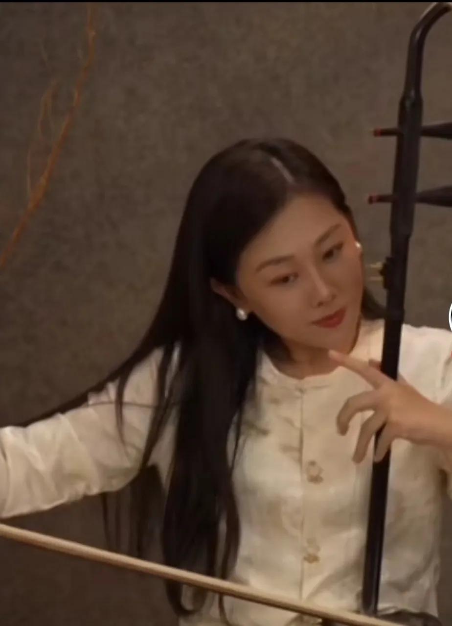Why do you like to play erhu, and where are the differences in the ...