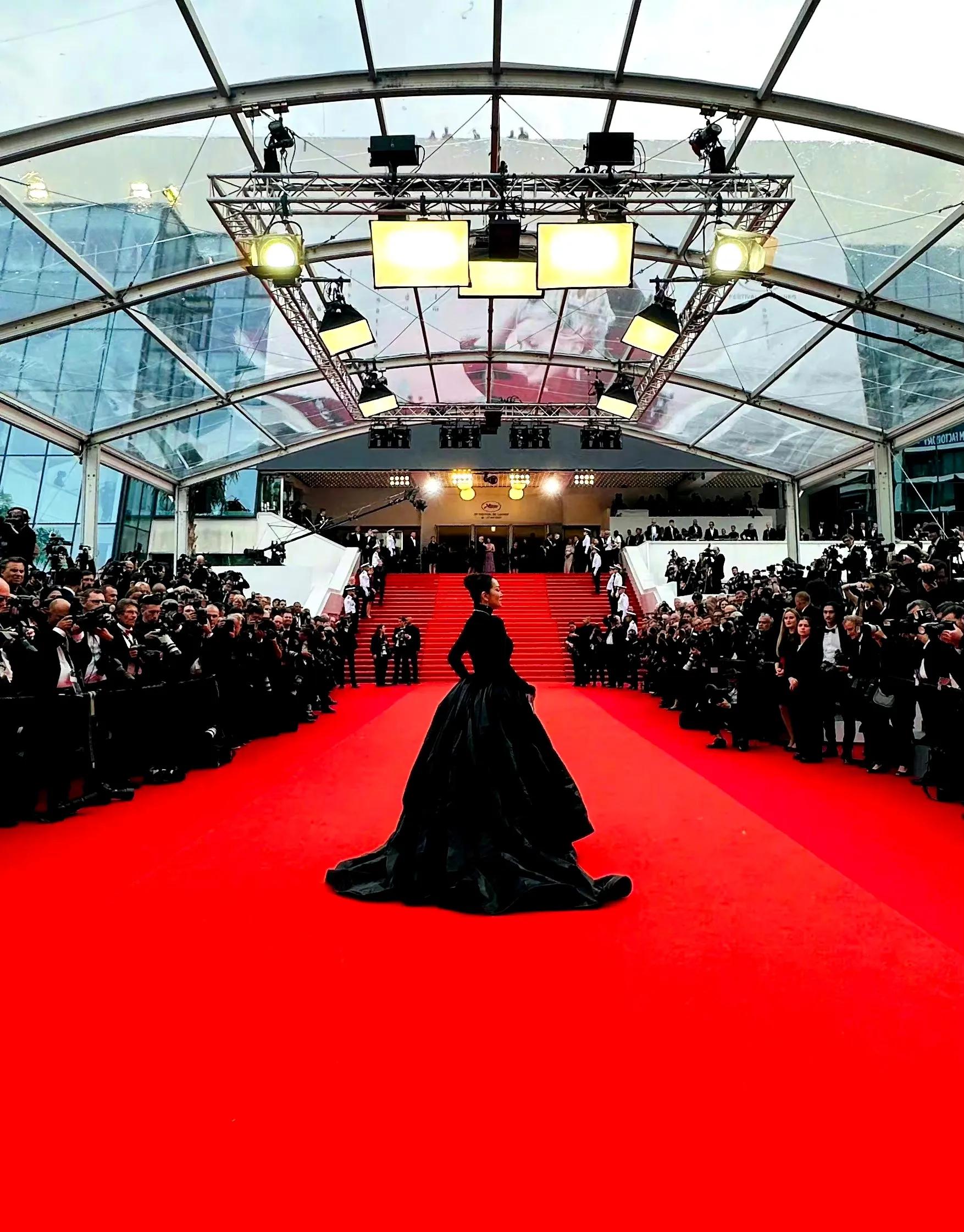 Gong Li And Her Husband Went To The Red Carpet In Cannes The 75 Year