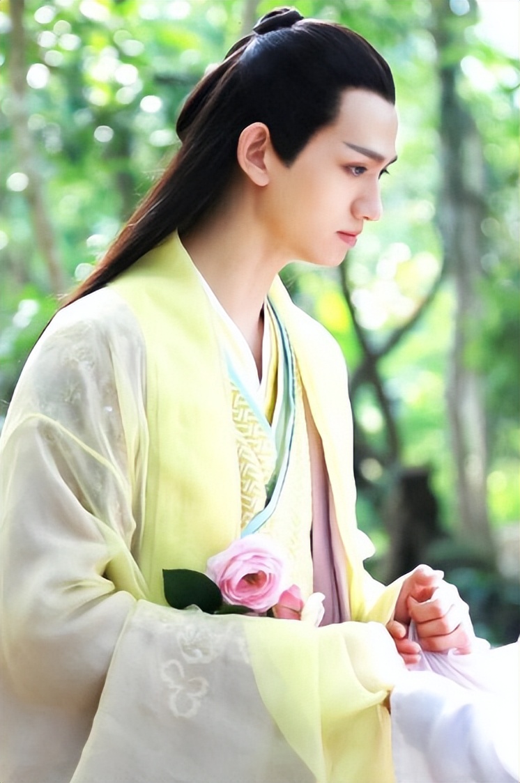 Ma Ke brought his wife and children to dinner, dressed plainly with ...