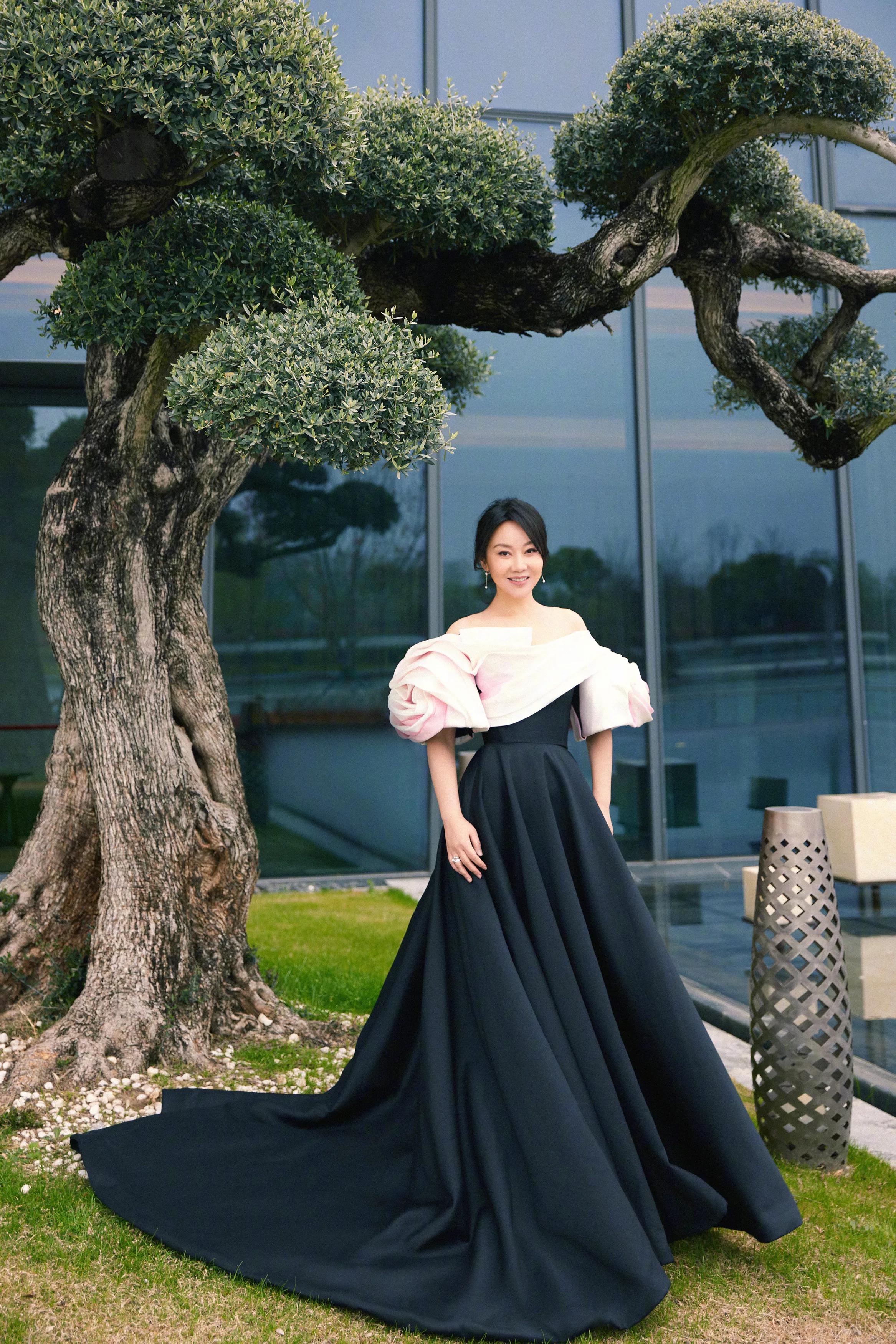 Yan Ni Qiangwei blooms so beautifully, and her sister is also blooming ...