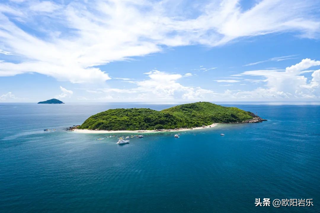 Wanning, known as "the top ten most beautiful bays in Hainan", is half ...