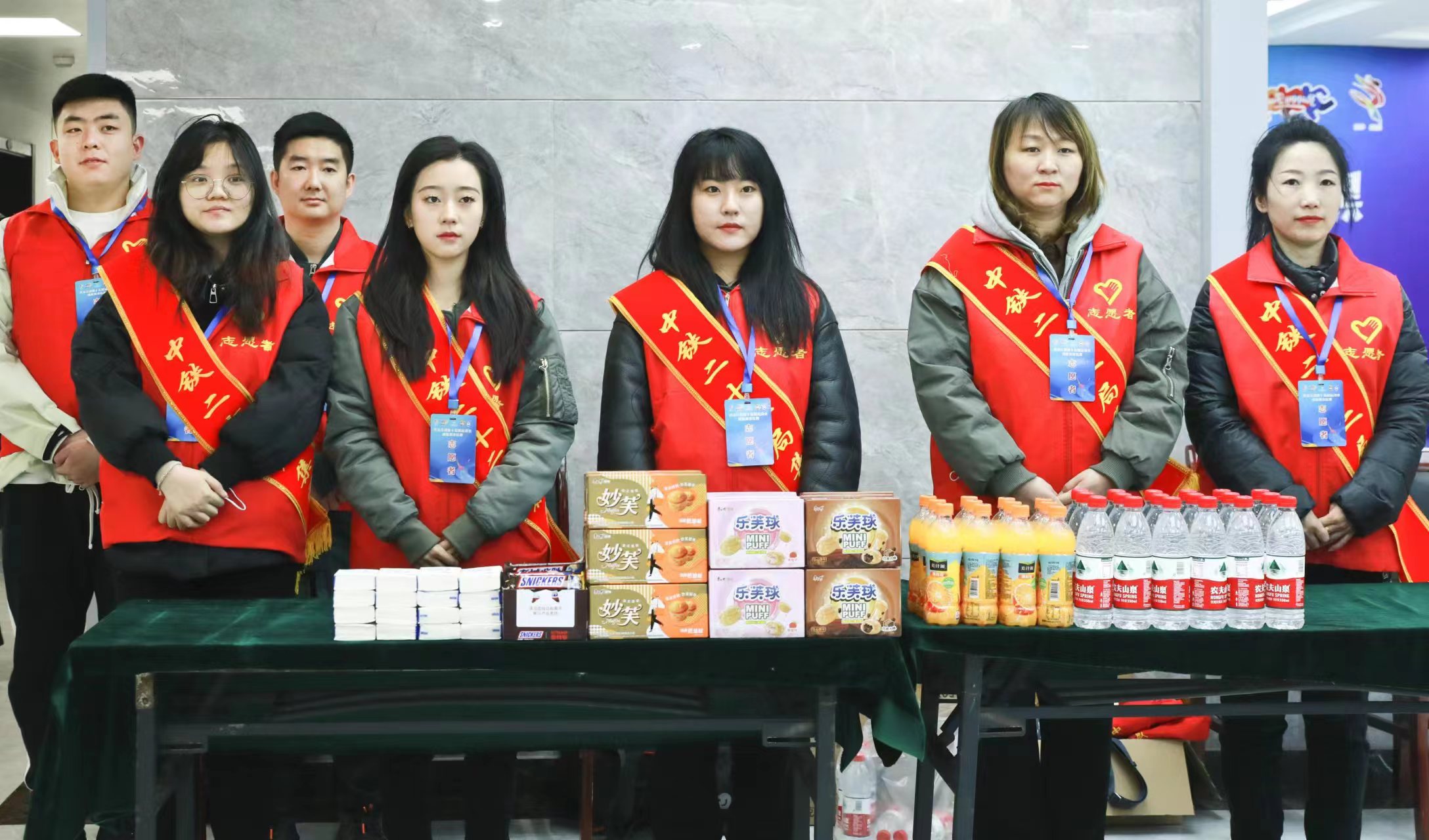 [Volunteer Service Team] Shining red stars on the speed skating arena ...