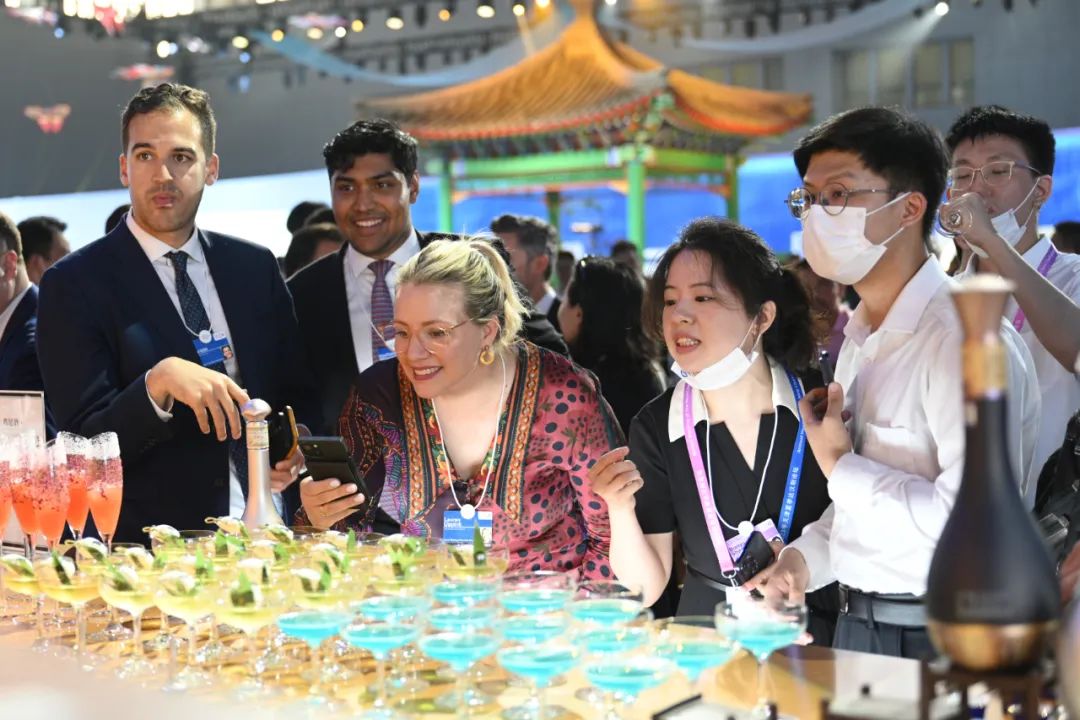 Passing on the taste of China, Yanghe Dream Blue shines in Davos! - iMedia