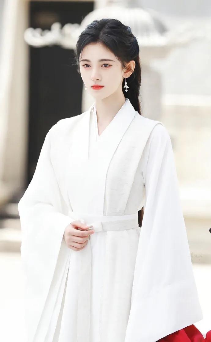 Ju Jingyi's beauty can be charming and pure!Refined temperament - iNEWS