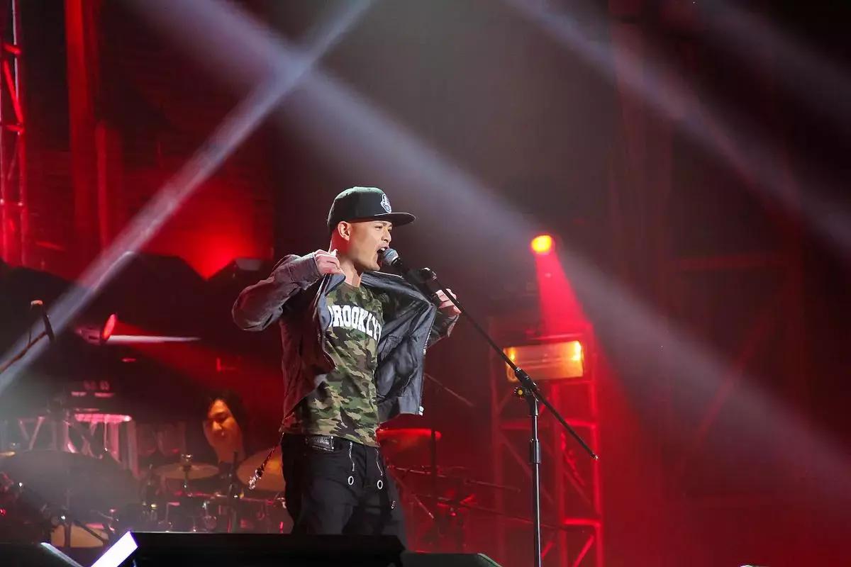 Not only Jacky Cheung's successor to Eason Chan, but Jian Tian is a ...