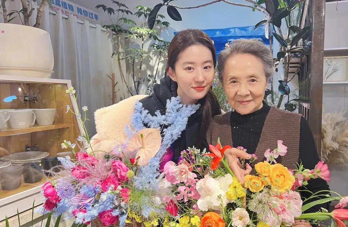 Beautiful and elegant grandma Wu Yanshu - iNEWS