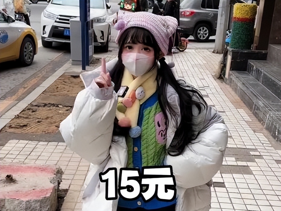 Internet celebrity Cai Luoli danced in a navel-baring dress, went into battle in a vacuum ...