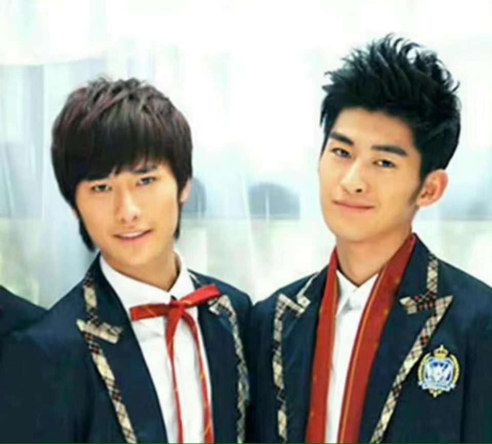 Zhu Zixiao shared a group photo with Zhang Han, and netizens discovered ...