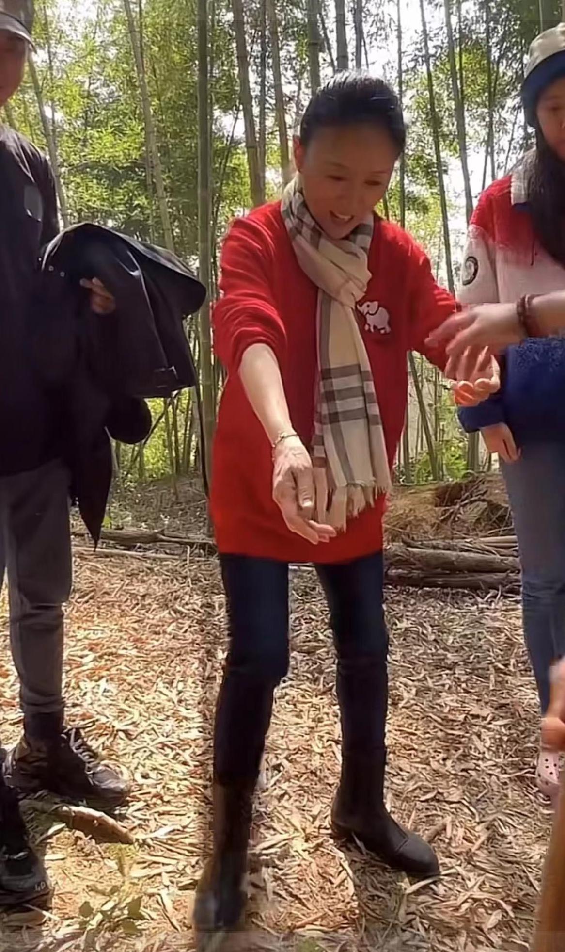 61-year-old Wu Qiong is too old to be recognized. She does farm work like a village woman, her ...