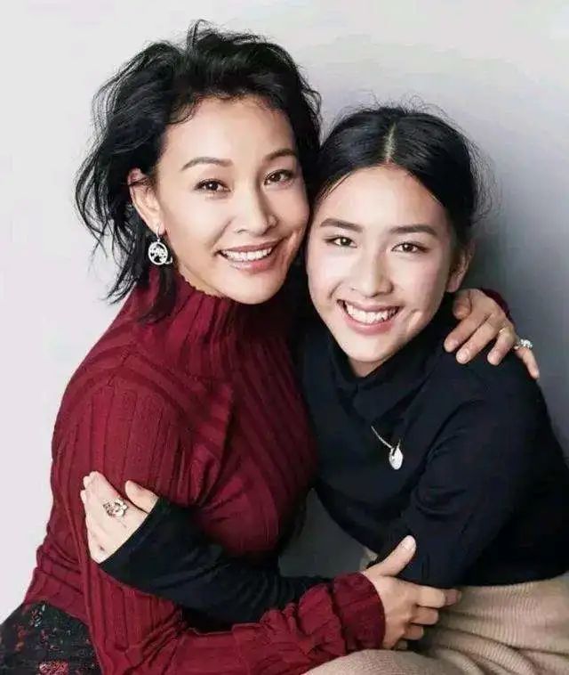 Chen Chong's family of four in the same frame!The two daughters are ...