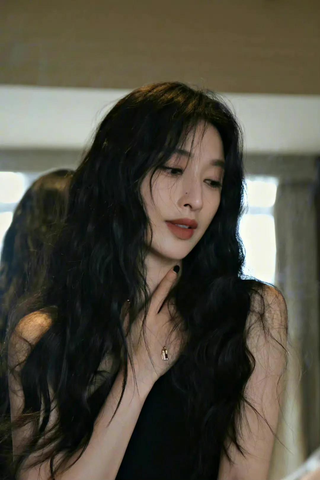 Zhang Li's black slim dress, bold backless - iNEWS