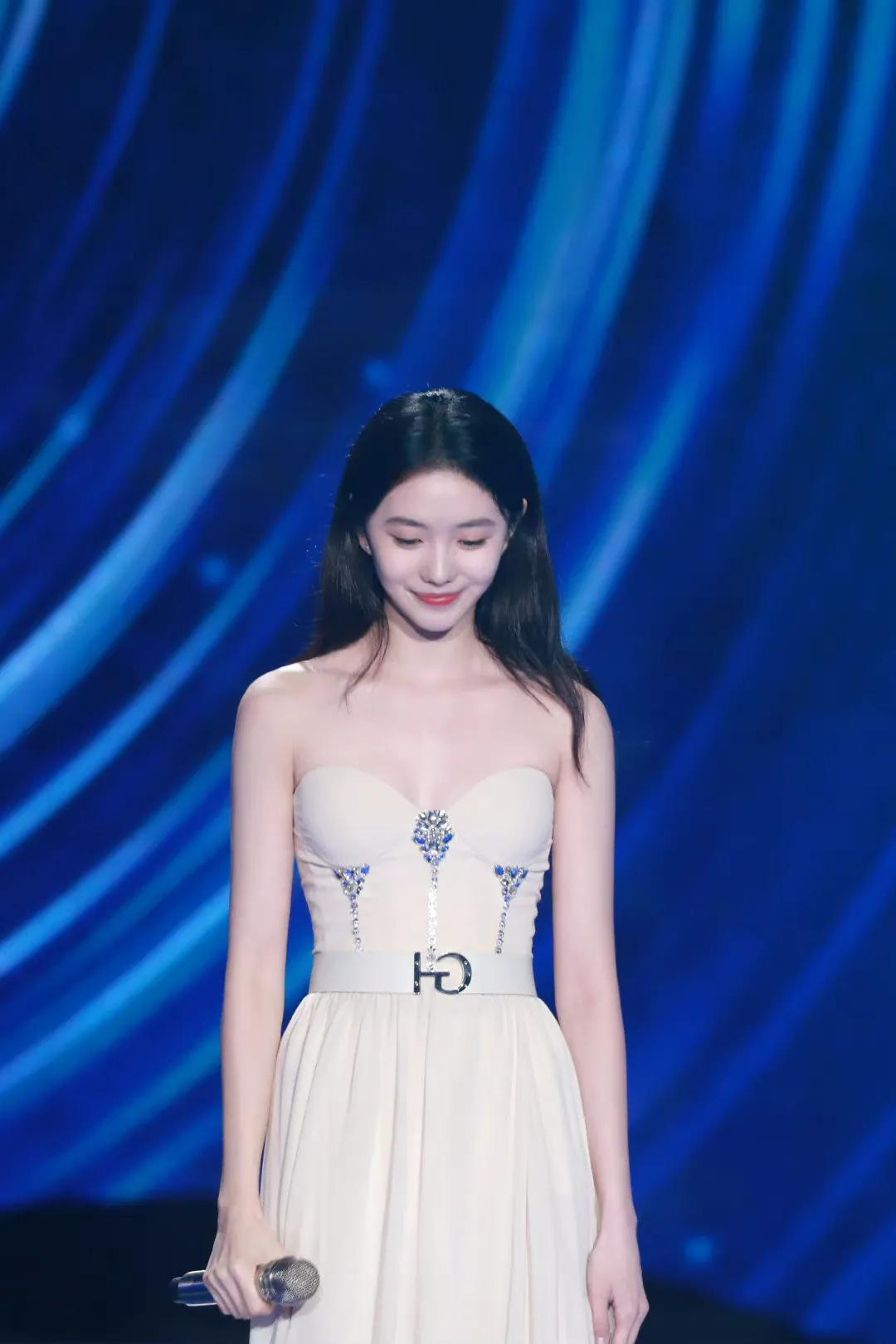 Liu Haocun's stage style is so beautiful - iNEWS