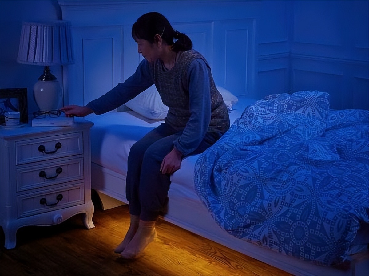 Waking up at night or staying up late at night, which is healthier?The ...