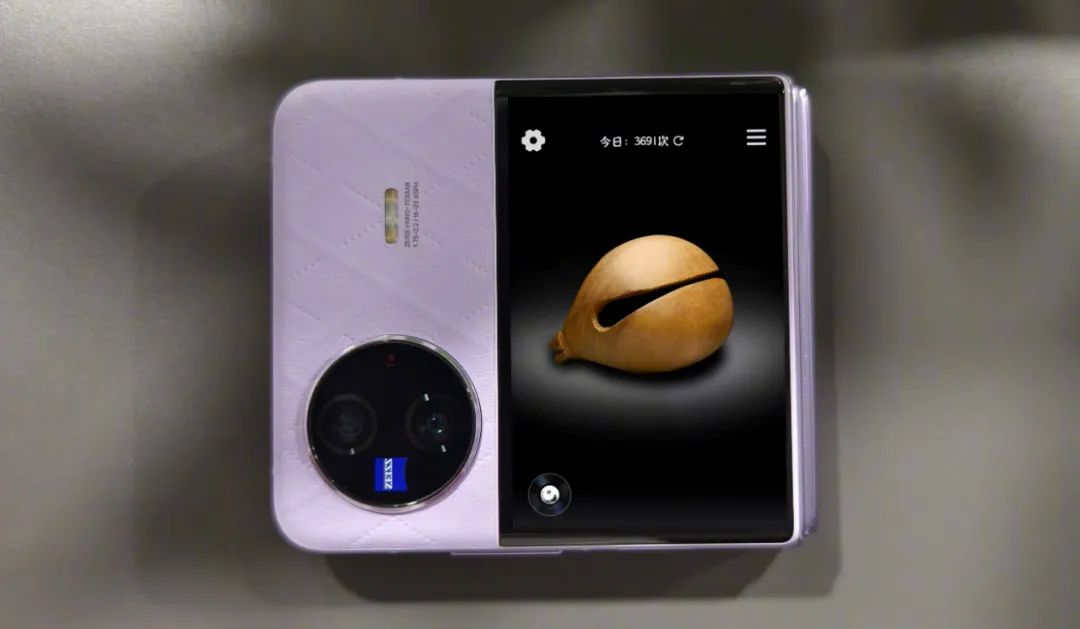 It is an alternative among folding screen mobile phones, and the ...