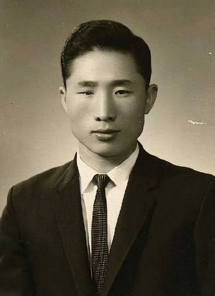 Lee Myung-bak, a successful self-made businessman who worked as a ...