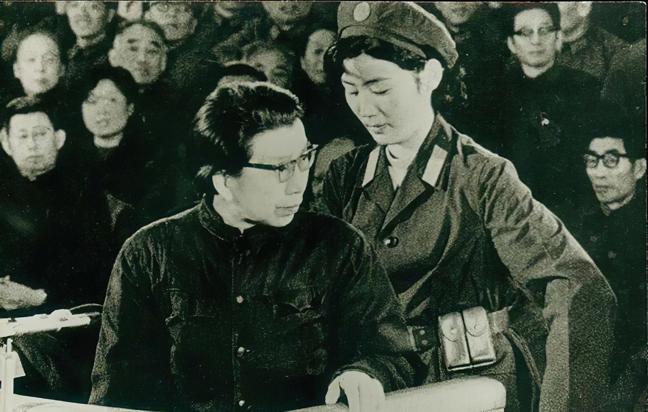 When Jiang Qing was on trial in 1980, an old lady went to see her, but Jiang Qing dared not look ...