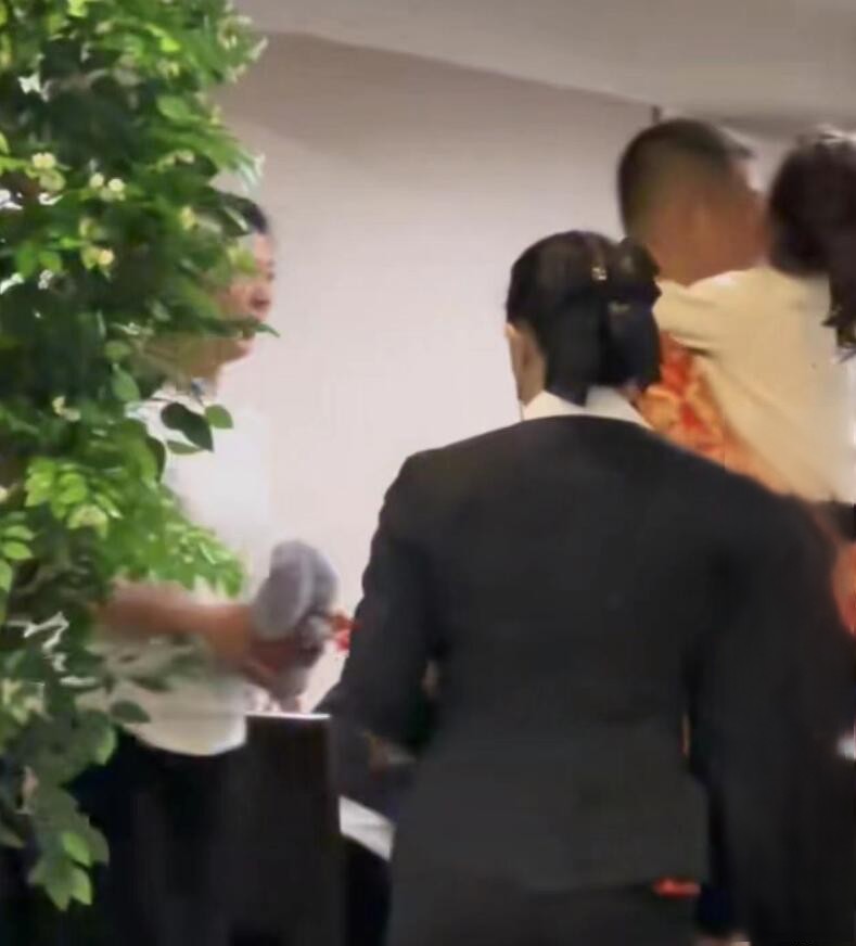 The three members of Yan Xuejing's family are rarely in the same frame ...