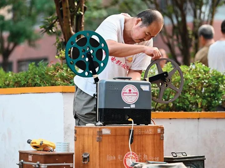 Lao Tian and his red projection room - iMedia