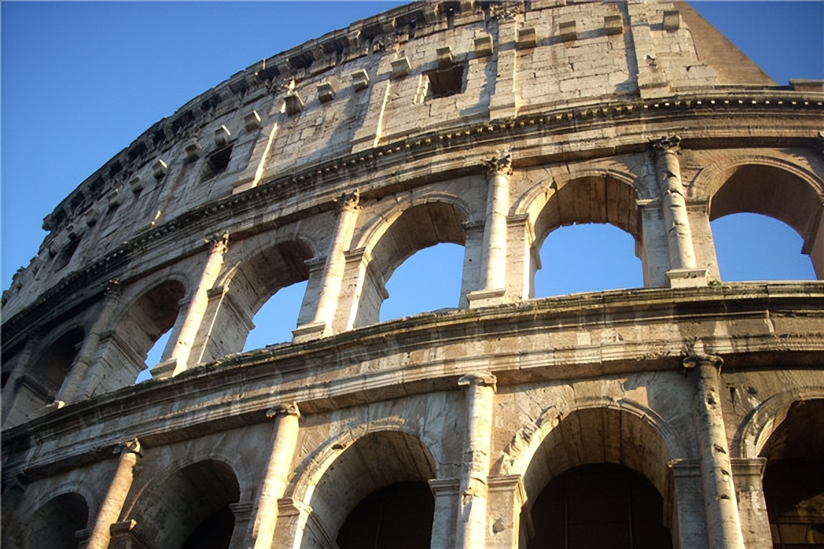 Explore social classes and political institutions during the Roman ...