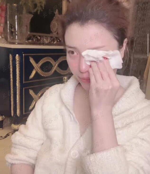 Actor Ge Tian suddenly broke down and cried during a live broadcast. He ...